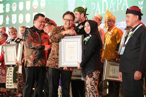 Kemendagri Kemenkes Berikan Penghargaan Swasti Saba Kepada 176 Daerah