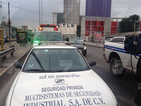 Se pasa semáforo en rojo y provoca fuerte accidente