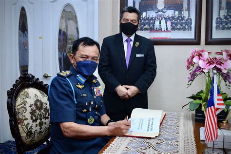 KUNJUNGAN HORMAT SEMPENA PERSARAAN PANGLIMA TENTERA UDARA KE ATAS