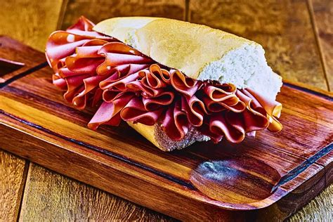 O Leg Timo Sandu Che De Mortadela Do Mercad O Sabor Sem Igual Pai