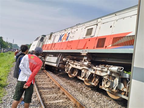 Lokomotif KA Pandalungan Anjlok Keluar Rel Di Dekat Stasiun