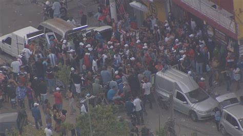 Baile funk na Zona Norte de SP tem aglomeração e pessoas sem máscara