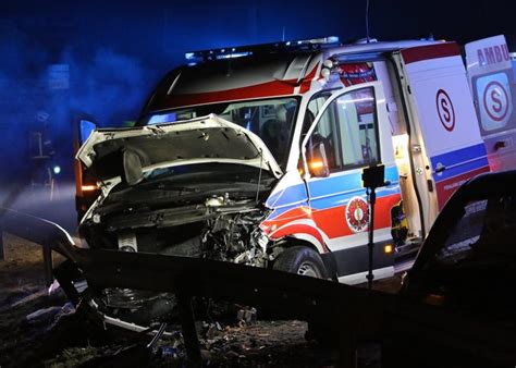 Wypadek z udziałem ambulansu w Waksmundzie FOTO Remiza pl Polski