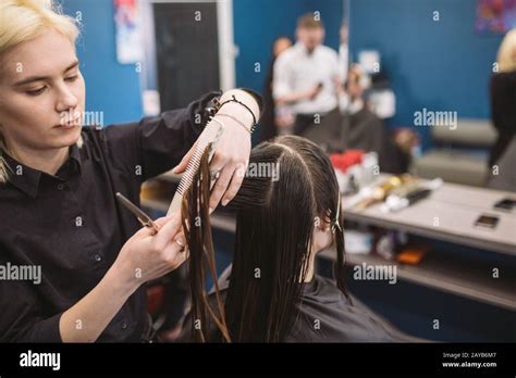 Coiffeur Tenant Des Ciseaux Et Le Peigne Et Fait La Coupe De Cheveux