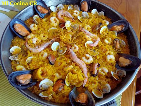 ARROZ EN PAELLA CON ALMEJAS MEJILLONES CALAMARES Y GAMBAS DE MALAGA
