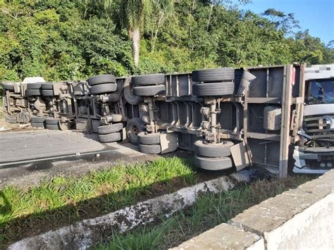 Carreta Carga De Alum Nio Para Reciclagem Tomba Na Br Em