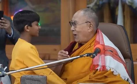 Dalai Lama genera polémica al besar en la boca a un niño Chapin TV