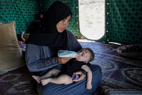 Bebê de 3 meses é a única sobrevivente de bombardeio que matou família