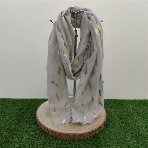 Foulard Gris imprimé brillant doré motif plume La Malle de Mary