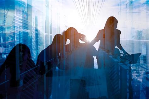Silueta De Gente De Negocios Trabajando Juntos Foto Premium