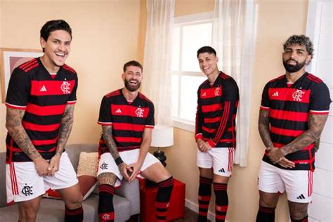 Pedro Gabigol e Cristiane de modelos Flamengo lança uniforme