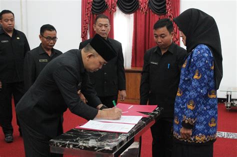 Pj Bupati Landak Lantik 26 PPPK Jabatan Fungsional Tenaga Kesehatan