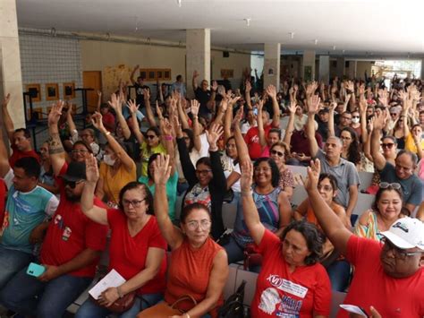 Professores rejeitam nova proposta do Governo do Estado e mantêm greve