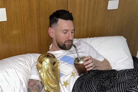 Messi no se separa de la copa del mundo y duerme con ella Buen día