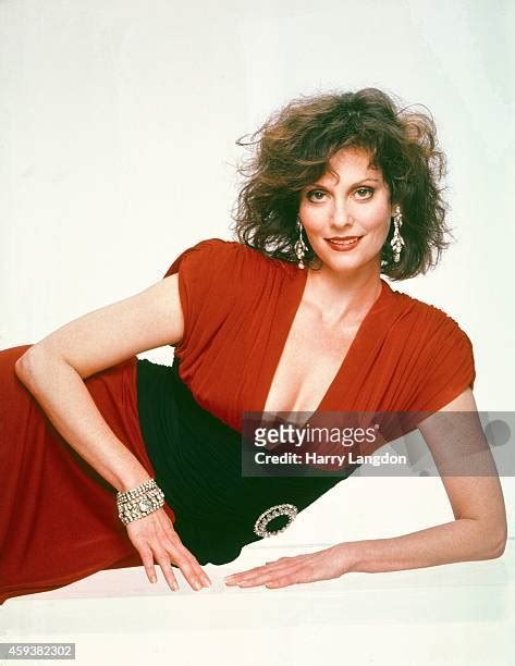 10 Hot Sexy Lesley Ann Warren Bikini Pics