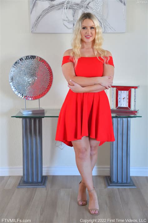 La Milf Amateur Jenna Remonte Sa Robe Rouge Et Exhibe Ses Incroyables