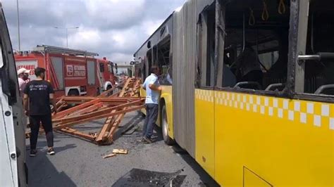İstanbul da korkunç kaza Kamyonetteki demirler İETT otobüsünün üstüne