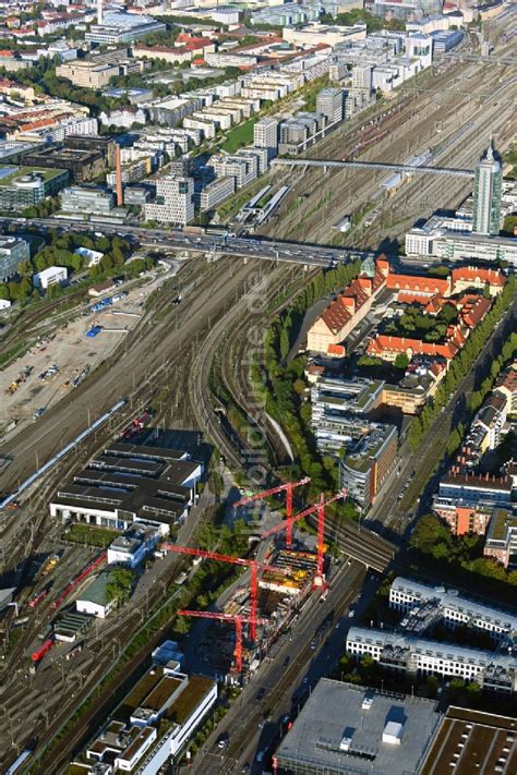 Luftaufnahme München Eckhaus Baustelle zum Neubau eines Wohn und