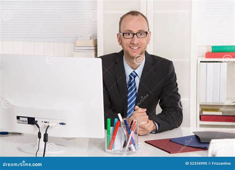 Portrait Homme D Affaires S Asseyant Dans Son Bureau Avec Le Costume