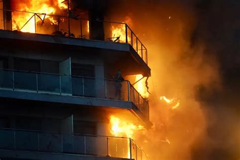 Foto Edificio Calcinado Incendio En Valencia El Fuego Devora Un