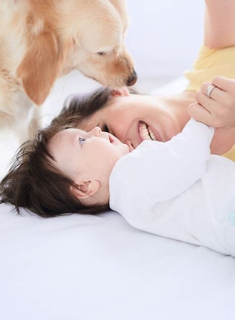 La Mère Avec Sa Fille S allonge Sur Le Lit Et Le Chien Les Regarde