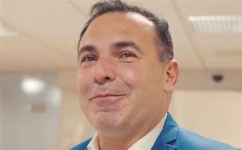 Apresentador se emociona vídeo no telejornal