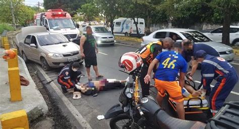 Óleo em pista faz casal cair de motocicleta e ser atropelado na Avenida