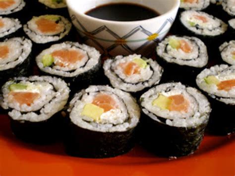 Maki sushi au saumon et à l avocat classique japonais Recette par