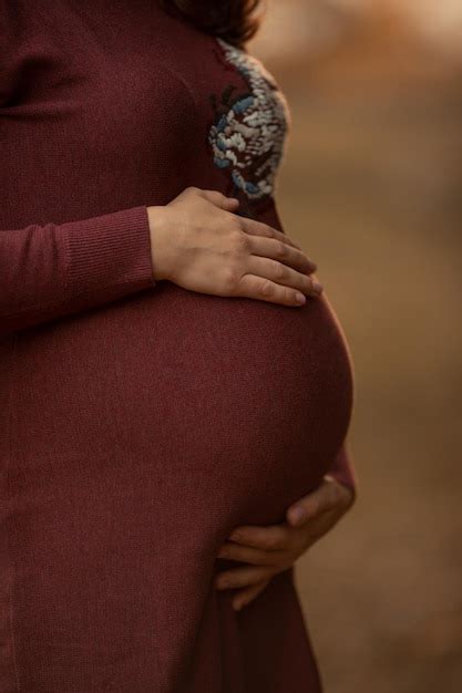 Primer Plano De Una Mujer Embarazada Con Las Manos En El Vientre En El
