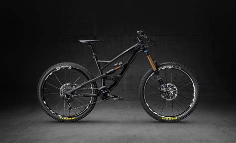 YT Capra CF 2016 Carbon Enduro erhält Design Update und Fox Parts