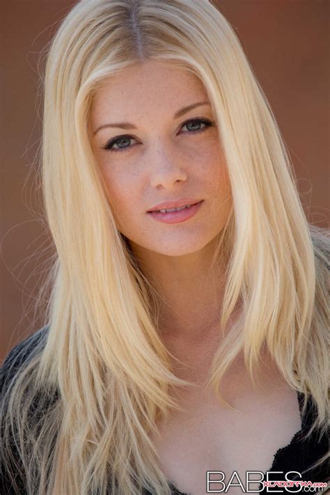 Раздетая блондинка Charlotte Stokely с чулках показала пизду крупным