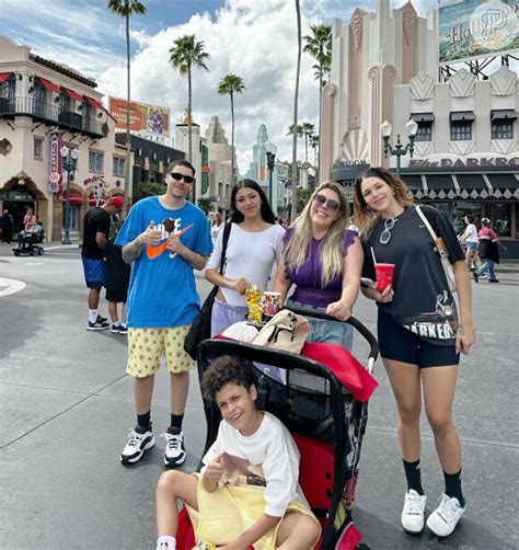 Foto Simony e os filhos estão na Disney e Anthony confundiu internauta