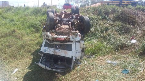 Caminhão de lixo tomba em rodovia no Acre garis ficam feridos e