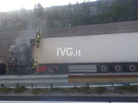 Tir In Fiamme Sull Autostrada Intervengono I Vigili Del Fuoco IVG It