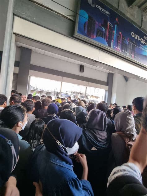 Jalur5 Community On Twitter Suasana Transit Commuterline Di Stasiun