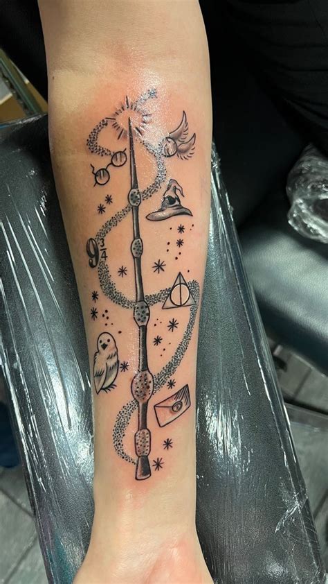 The Elder Wand Surrounded By 7 Classic Harry Potter Icons Harry Potter