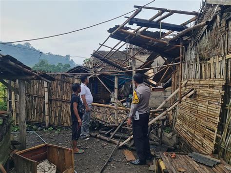 Puluhan Rumah Rusak Parah Akibat Diterjang Angin Kencang Okezone News