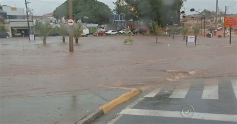 G1 Chuva alaga ruas de Bauru e enxurrada arrasta carros notícias em
