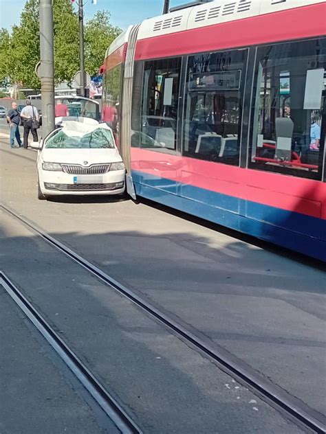 Novosti rs Galerija SUDAR TRAMVAJA I AUTOMOBILA Saobraćajna