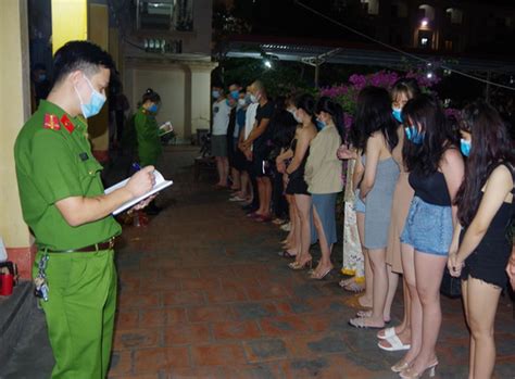 Nhóm nam nữ thanh niên mở tiệc thác loạn trong nhà nghỉ