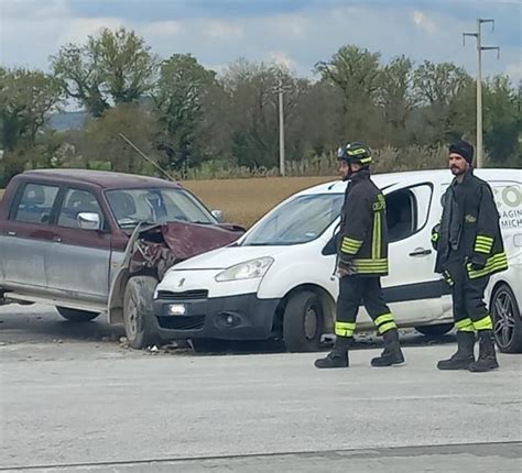 Scontro Tra Un Furgone Aziendale E Un Pick Up Coinvolta Unaltra Auto