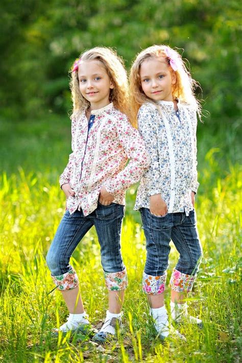Verticale De Deux Petites Filles Photo Stock Image Du Nature Joie