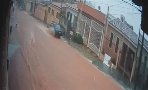 Vídeo mostra mulher que morreu após ser arrastada por enxurrada em São