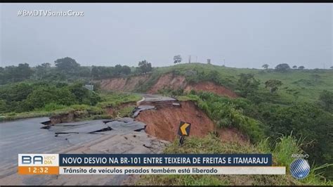 Desvio de cratera aberta por chuvas na BR 101 é liberado totalmente
