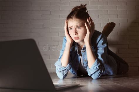 Adolescente Chocado Que Usa O Computador Na Tabela Perigo Do Internet