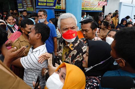 Ganjar Dampingi Jokowi Cek Harga Bahan Pokok Di Pasar Tradisional