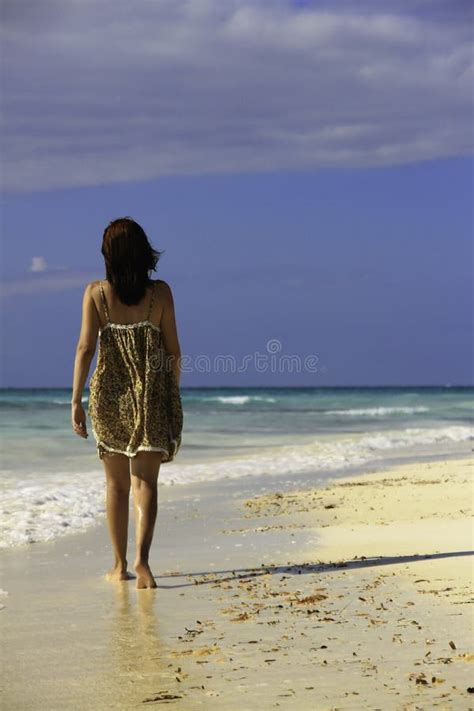 Femme La Plage Sous La Pluie Image Stock Image Du Vacances Femme