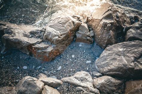 Rocce Grige Alla Riva Di Mare Al Tramonto Fotografia Stock Immagine