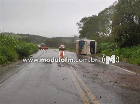 Ônibus que seguia de São Paulo ao Nordeste tomba na BR 365 e deixa