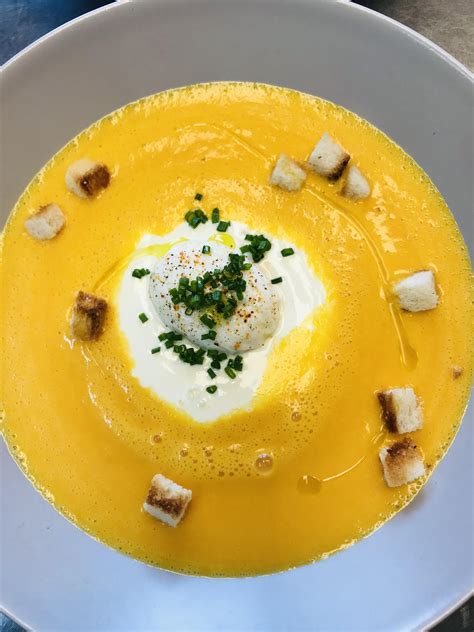 Velouté de butternut oeuf mollet mousseline de comté